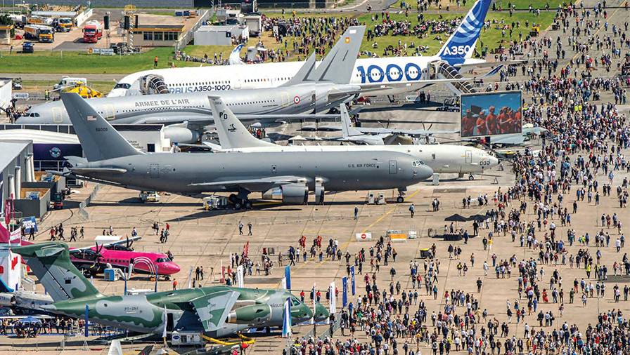 Famine to feast as Paris Airshow sets records