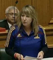 Curran kicked out of parliament over rugby shirt (VIDEO)