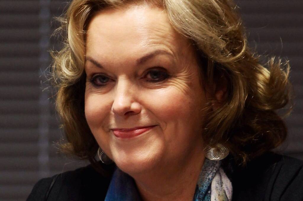 反对党进一步指责内阁部长对Oravida的造访