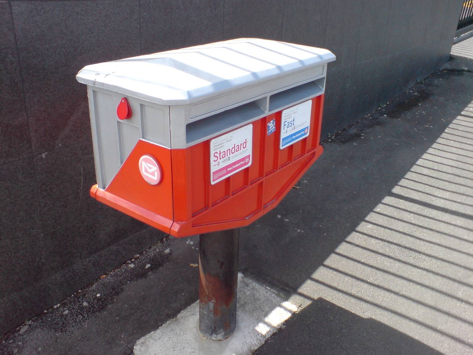 Further NZ Post cuts on cards, mail deliveries keep dropping